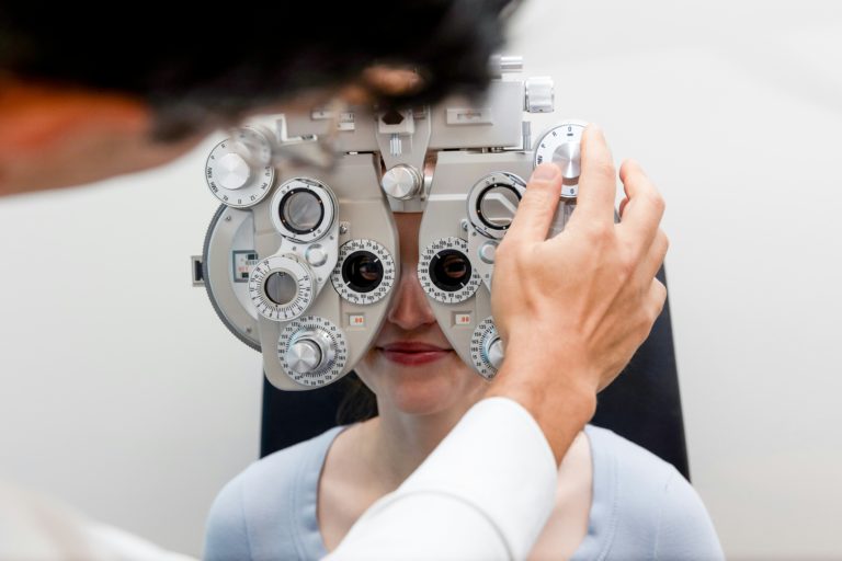 Uveit – när ögats regnbågshinna blir irriterad - Lix Optik